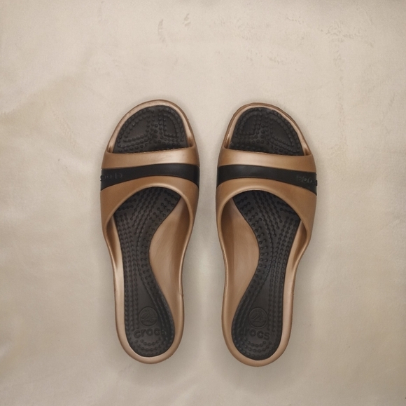 CROCS | Shoes | Crocs Sassari Chocolate And Gold Comfy Classic Two Tone ...